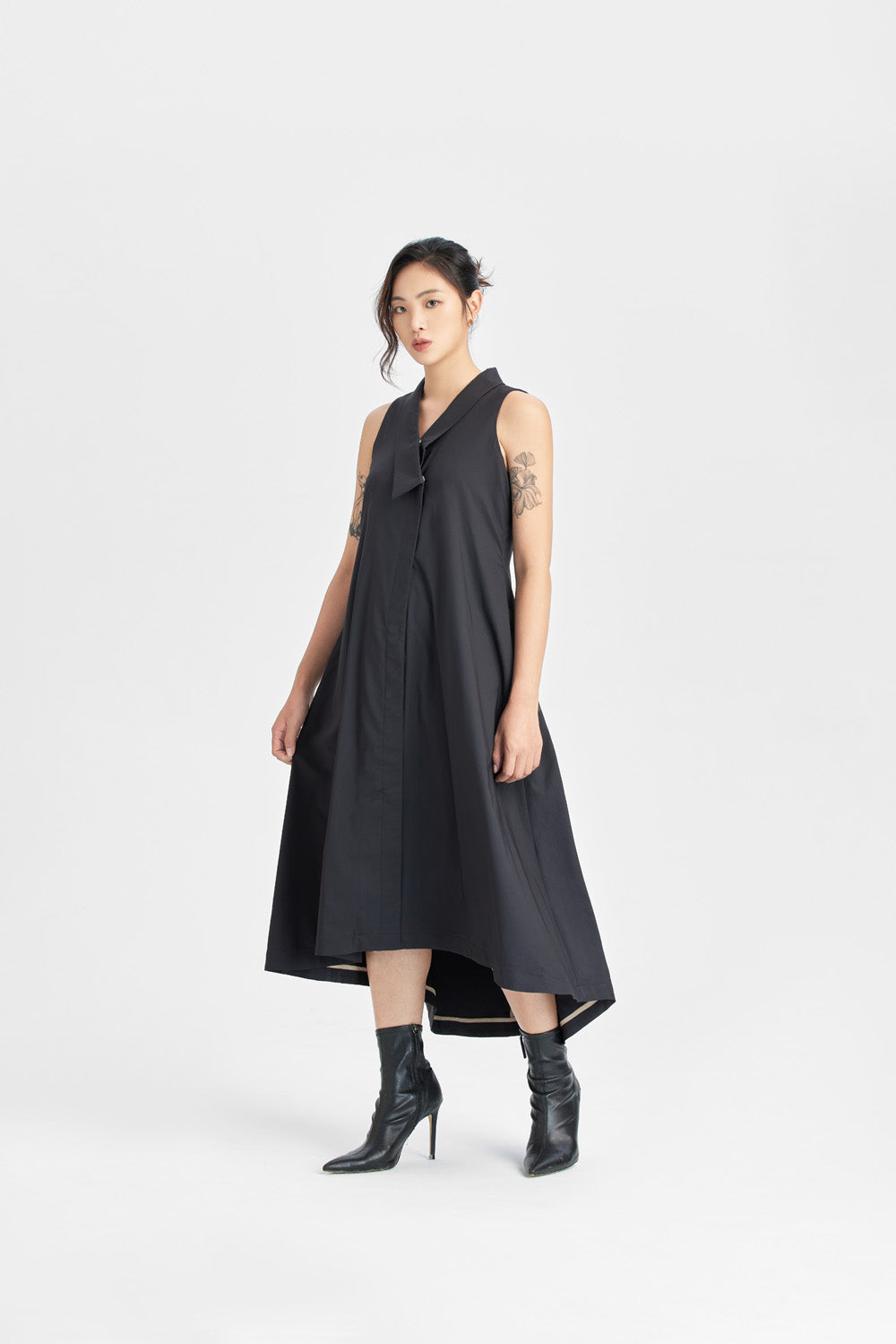 Sleeveless long dress with rectangular V-neck – EMORA